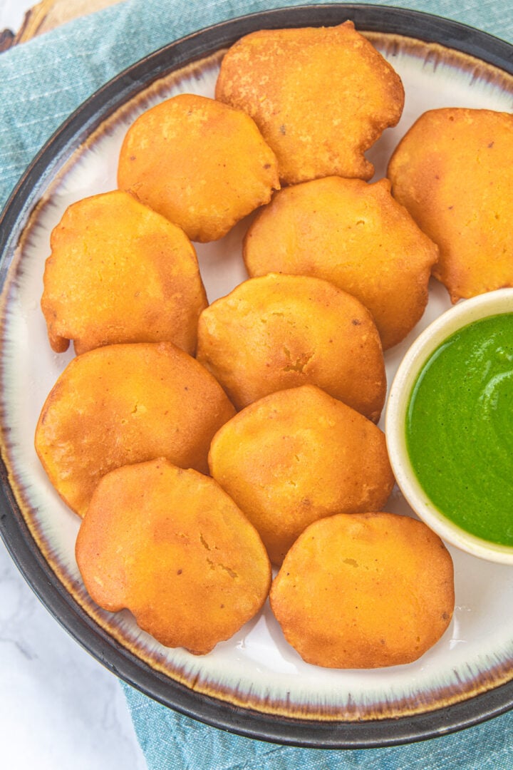 Aloo Pakora Recipe (Potato Bajji) - Spice Up The Curry